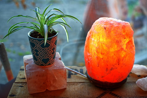 Cristal da Sorte-Sente a energia... himalaya salt lamp close-up